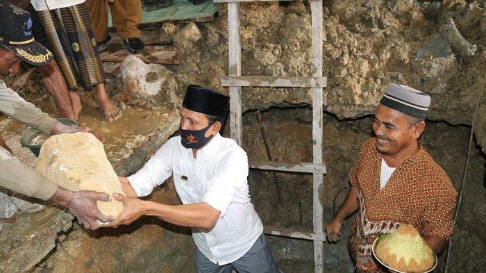 Bupati Amran Lakukan Peletakan Batu Pembangunan Masjid Baitul Manan - Serambinews.com
