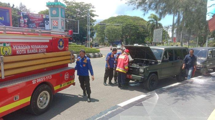 Mobil Dinas Kesehatan Aceh Terbakar di Bundaran Simpang Jam, Banda Aceh ...