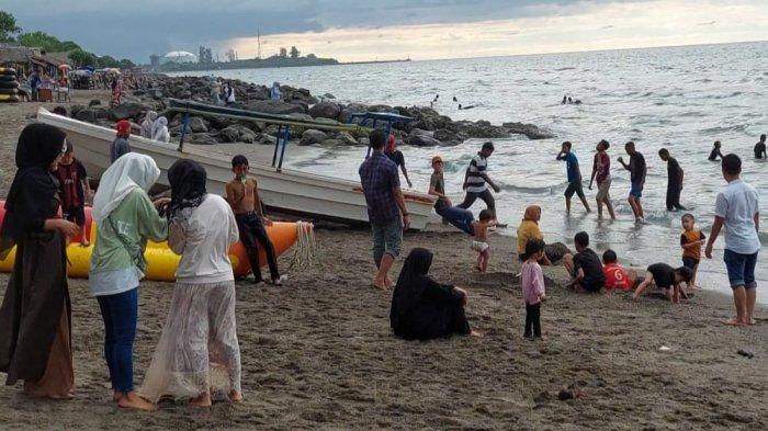 Lebaran, Pantai Ujong Blang Lhokseumawe Ramai Dikunjungi Wisatawan ...