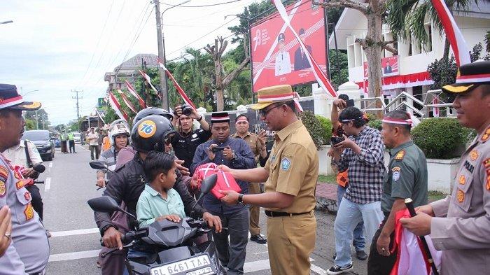 Pemkab Aceh Selatan Bagikan Bendera Merah Putih ke Pengendara, Gerakan Pembagian 10 Juta Bendera ...