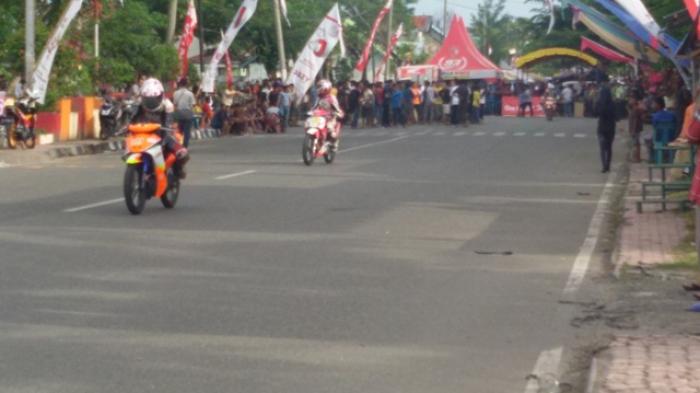 Ribuan Warga Sesaki Sirkuit Road Race di Meulaboh - Serambinews.com