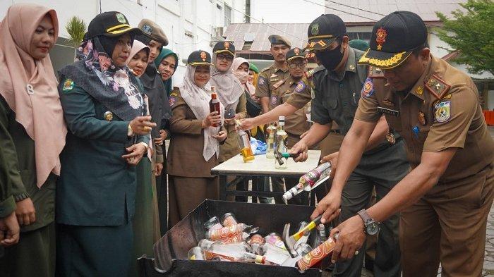 Pemko Banda Aceh Musnahkan 36 Botol Miras, Hasil Razia Malam di Ulee Lheue dan Peunayong ...