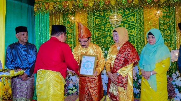 Pj Bupati Aceh Tamiang Ditabalkan Gelar Adat Datok Setie Amanah - Serambinews.com