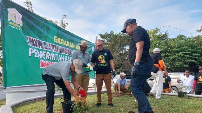 Pj Bupati Bireuen Tanam Pohon Gerakan Aksi Tahiroe di RTH Cot Gapu - Serambinews.com