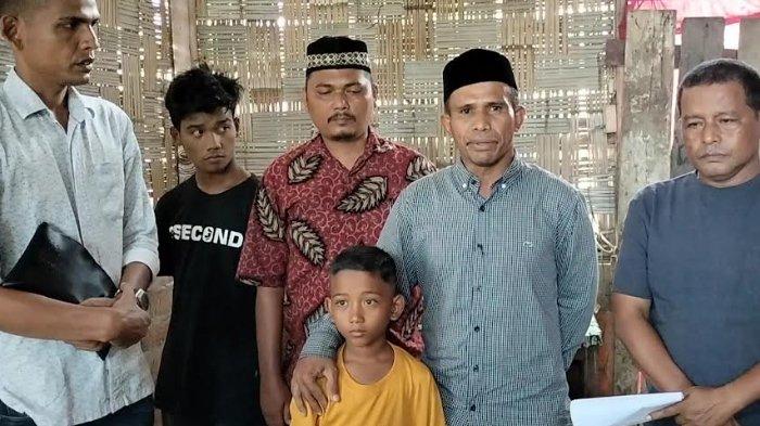 Tak Punya Pengasuh, Anggota DPRK M Yahya dan Tim Haji Uma Antar Farhan ...