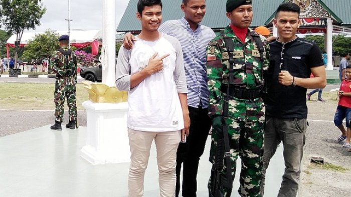 Ini Kisah Pasukan Pengawal Tiang Bendera yang Jadi Objek Foto Warga ...