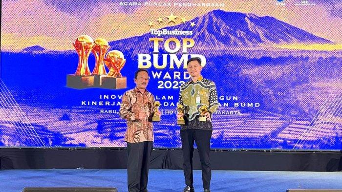 Pj Gubernur Aceh dan Bank Mustaqim Raih 3 Penghargaan Top BUMD Award 2023 - Serambinews.com
