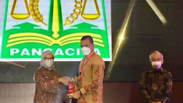 Pemerintah Aceh Raih Piala Anggakara Birawa sebagai Terbaik Pengelolaan Pengaduan Pelayanan ...