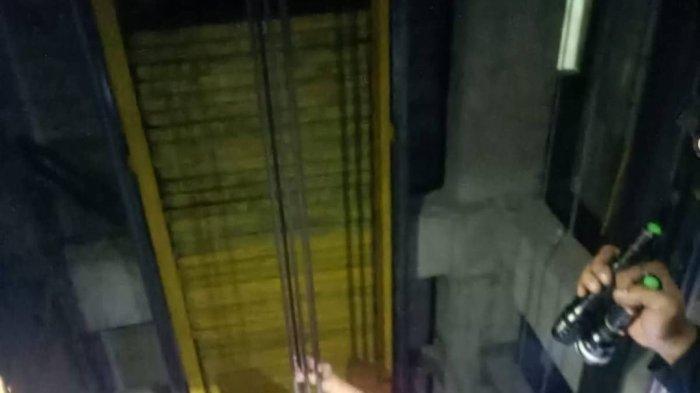Petugas Evakuasi Pengunjung Rumah Makan yang Terjebak di Dalam Lift ...