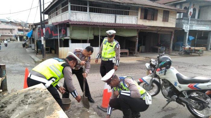 Petugas Satlantas Sulap Jalan Gunyak Simpang Dikjar, Begini ...