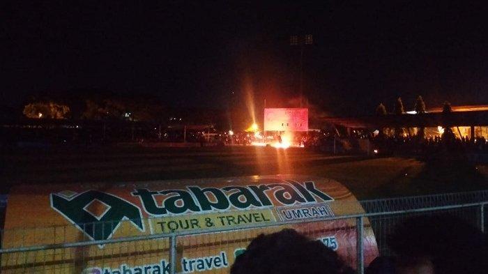 Kecewa Lampu Stadion H Dimurthala Padam Jelang Laga, Penonton Bakar ...
