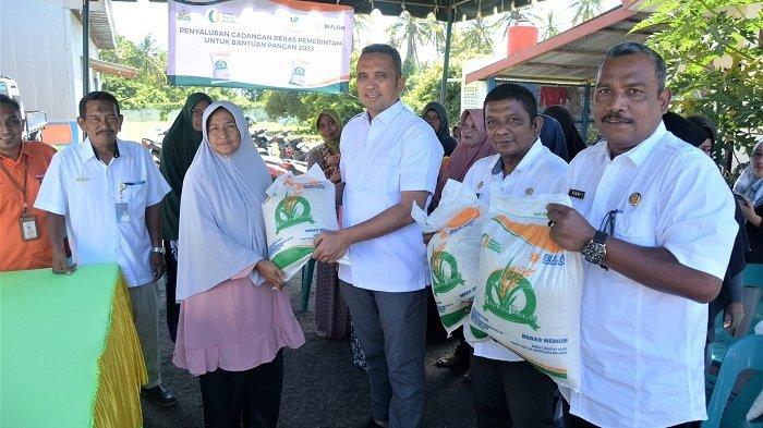 Pj Wali Kota Sabang Serahkan Bantuan Beras kepada Masyarakat ... Pj Wali Kota Sabang Serahkan Bantuan Beras kepada Masyarakat ...