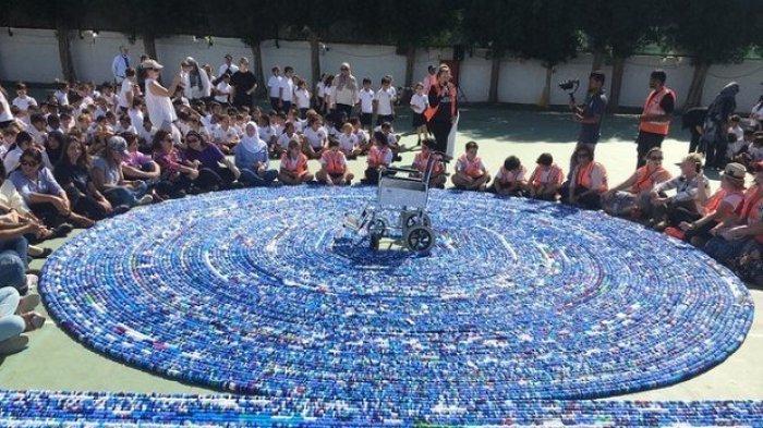 Sekolah di Arab Saudi Pecahkan Rekor untuk Rantai Tutup Botol ...