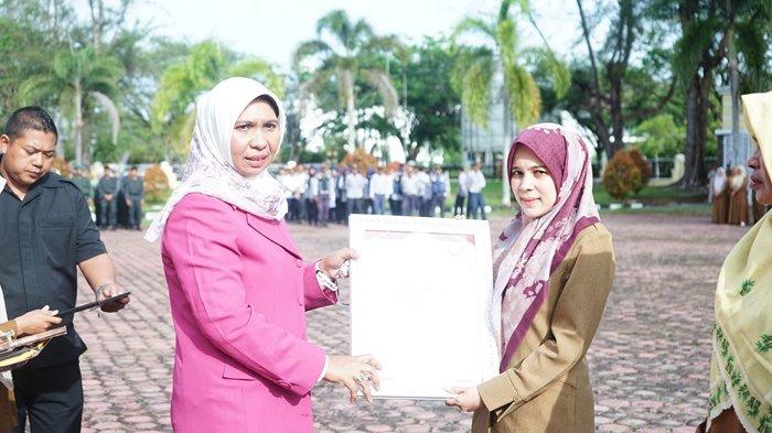 Pj Bupati Serahkan Akreditasi RSUD SIM & SK 14 Puskesmas di Nagan Raya Jadi BLUD - Serambinews.com