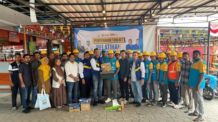 KNPI Aceh Bagi Tool Kit untuk Peserta Pertukangan - Serambinews.com