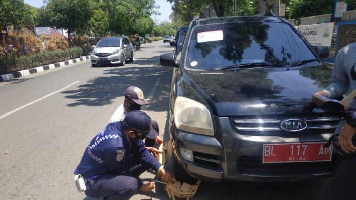 Dishub Gembok Roda Mobil Dinas - Serambinews.com