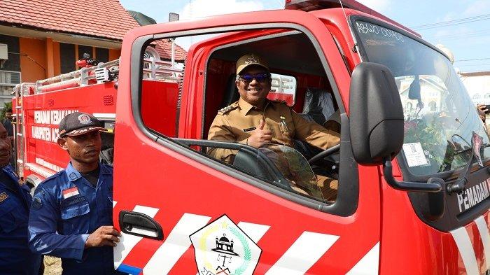 Pj Bupati Aceh Utara Test Drive Mobil Damkar Baru Berkapasitas 4 Ton ...