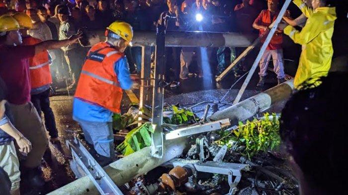 Dua Pengendara Tewas Tertimpa Tiang Listrik Akibat Pohon Tumbang di Aceh Selatan - Serambinews.com