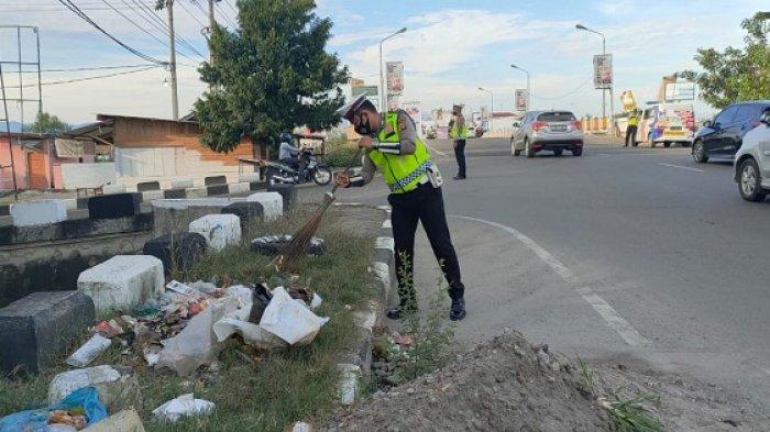 Personel Satlantas Bersihkan Sampah di Jalan Merdeka Timur Lhokseumawe, Ada Pengendara Balik ...