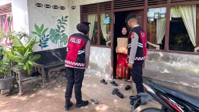 Personel Ditsamapta Polda Aceh Patroli Bagi Sembako untuk Warga Kurang Mampu - Serambinews.com