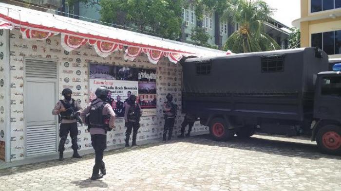 Polisi Berseragam Lengkap Kawal Kantor KIP Aceh - Serambinews.com