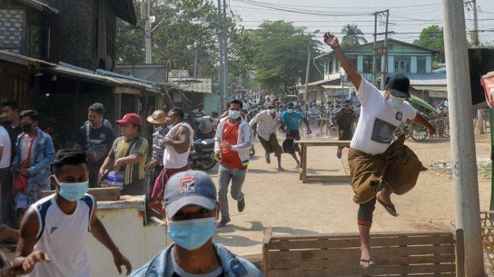 Pendemo Anti-Kudeta Militer di Myanmar Ditembak, Warga Lari ...