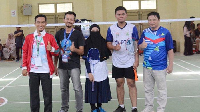 Isti Indriana, Mahasiswi Bercadar Peraih Emas Cabor Bulutangkis di Pomda Aceh 2023 - Serambinews.com