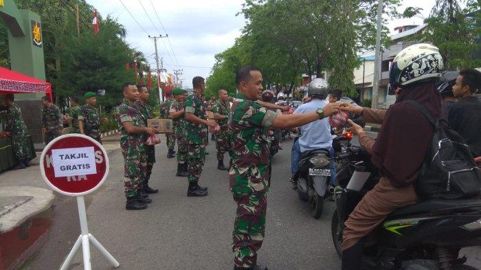 Prajurit Bekangdam IM Bagikan Takjil kepada Pengguna Jalan ...