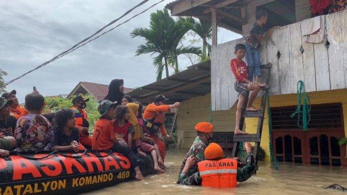 Prajurit Paskhas Terjun ke Lokasi, Bantu Evakuasi Korban Banjir di ...