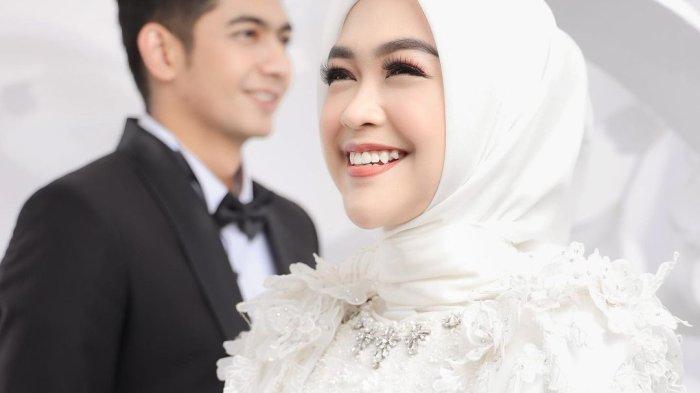 Serba Putih dan Tanpa Sentuhan Fisik, Ini 9 Potret Foto Prewedding Ria ...