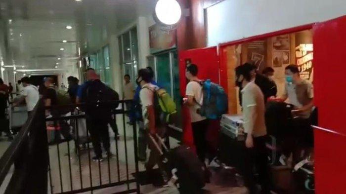 VIRAL Video Puluhan TKA Asal China Tiba di Bandara Haluoleo Kendari ...