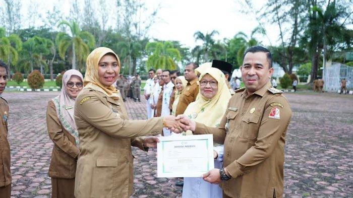 Serahkan Sertifikat Akreditasi 7 Puskesmas dari Kemenkes, Ini Pesan Pj Bupati Nagan Raya ...