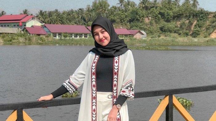 Putri Fajar Anwar, Modeling yang Ingin Jadi Karyawan Bank - Serambinews.com