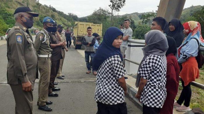 10 Pelajar Wanita Berpakaian Ketat Terjaring Razia Satpol PP dan WH Aceh Besar - Serambinews.com