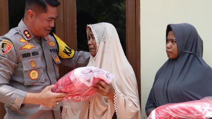 Tangis Haru Nek Sapiah saat Terima Kunci Rumah Lengkap dengan Peralatan ...