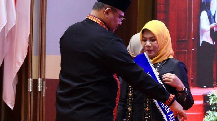 Pj Gubernur Safrizal Kukuhkan Safriati sebagai Pj Ketua Dekranasda ... Pj Gubernur Safrizal Kukuhkan Safriati sebagai Pj Ketua Dekranasda ...