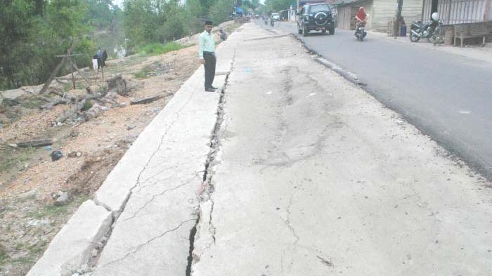 Material Pengaspalan Jalan Provinsi Diduga Tak Layak - Serambinews.com
