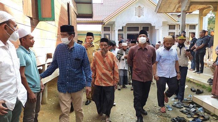 Takziah ke Rumah Almarhum, Begini Sosok Abu Sanusi di Mata Bupati Rocky - Serambinews.com