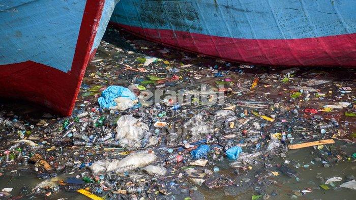 FOTO - FOTO: Sampah Plastik di Pelabuhan Perikanan Samudera Lampulo ...