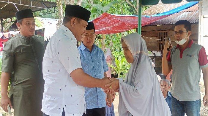 Pj Bupati Abdya Serahkan Santunan untuk Keluarga Almarhum Sudirman ... Pj Bupati Abdya Serahkan Santunan untuk Keluarga Almarhum Sudirman ...