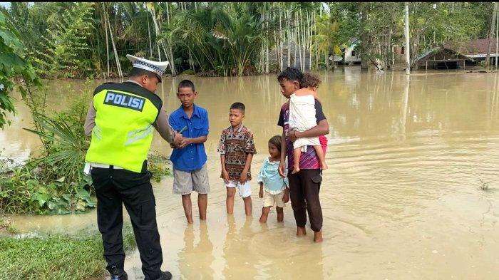Personel Satlantas Polres Aceh Utara Antar Sarapan Pagi ke Korban Banjir Pakai Sampan ...