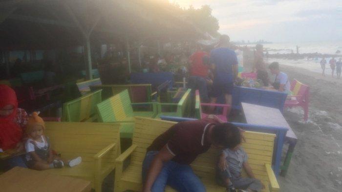 Hari Pertama Idul Adha, Pantai Ujong Blang Lhokseumawe Ramai Dikunjungi ...