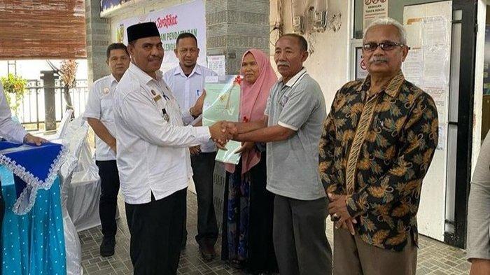 Warga Ateuk Pahlawan Baiturrahman Banda Aceh Terima Sertifikat Tanah ...