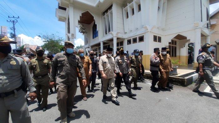 Bupati Shabela Abubakar Temui Mahasiswa Pengunjuk Rasa di Gedung DPRK ... Bupati Shabela Abubakar Temui Mahasiswa Pengunjuk Rasa di Gedung DPRK ...