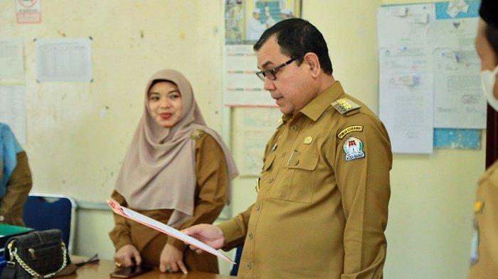 Awasi Disiplin Pegawai, Pj Bupati Sidak Jajaran Setdakab Aceh Barat - Serambinews.com