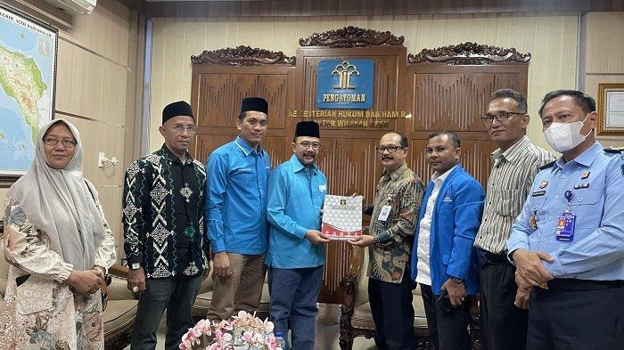 Kakanwil Kemenkumham Aceh Serahkan SK Susunan Kepengurusan Partai SIRA ...