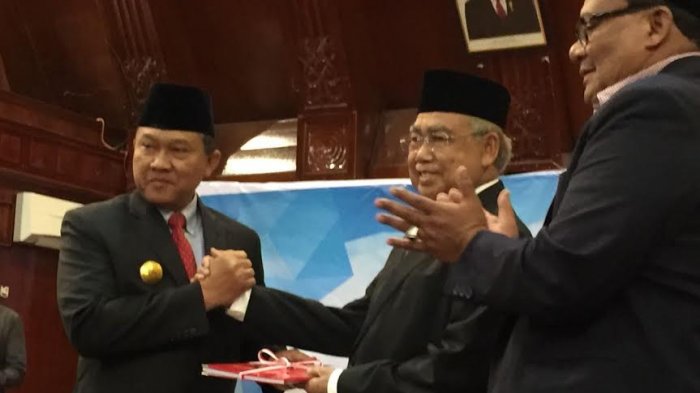 Soedarmo Kembalikan Jabatan Gubernur kepada Doto Zaini - Serambinews.com