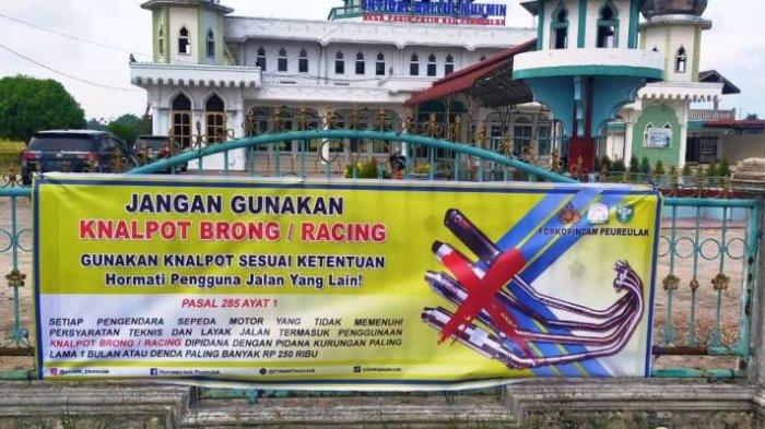 Polsek Peureulak Aceh Timur Pasang Spanduk Larangan Knalpot Brong ...