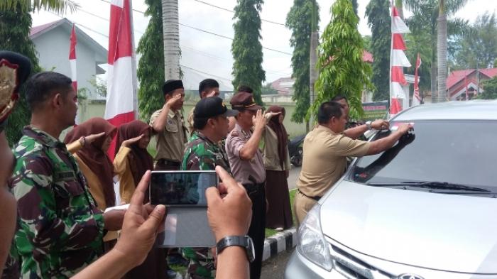 TNI Tempel Stiker Merah-Putih di Mobil Warga - Serambinews.com