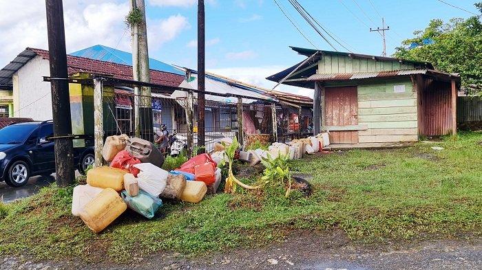 Stok Minyak Tanah Habis di Agen Penyalur BBM, Warga Titip Jeriken di ...